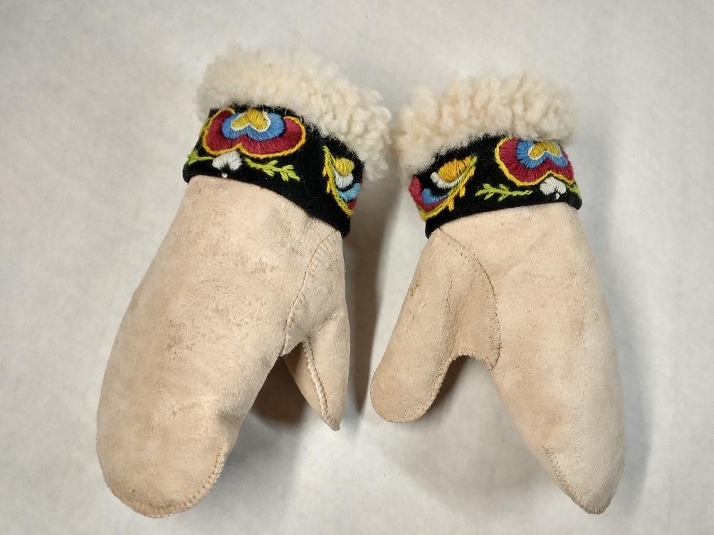 Make Sheepskin Mittens with Wool Embroidery | Lessonface